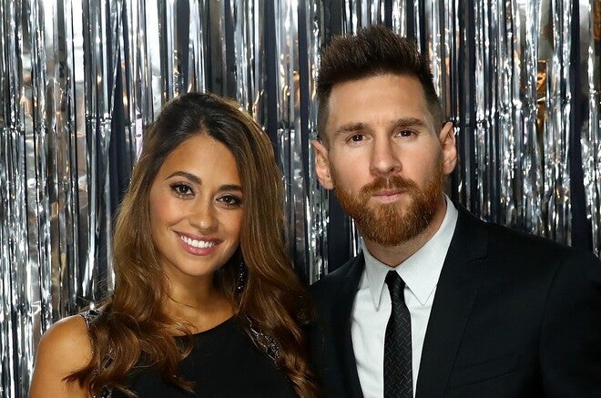 「美しすぎる!」メッシ、スアレス、セスクの妻たちのドレス姿に反響!「なんというラインナップ」 サッカーダイジェストweb